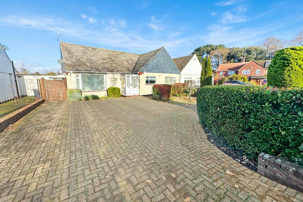 Lymington Road, Highcliffe, Dorset.... 3 bed semi-detached bungalow - £ ...