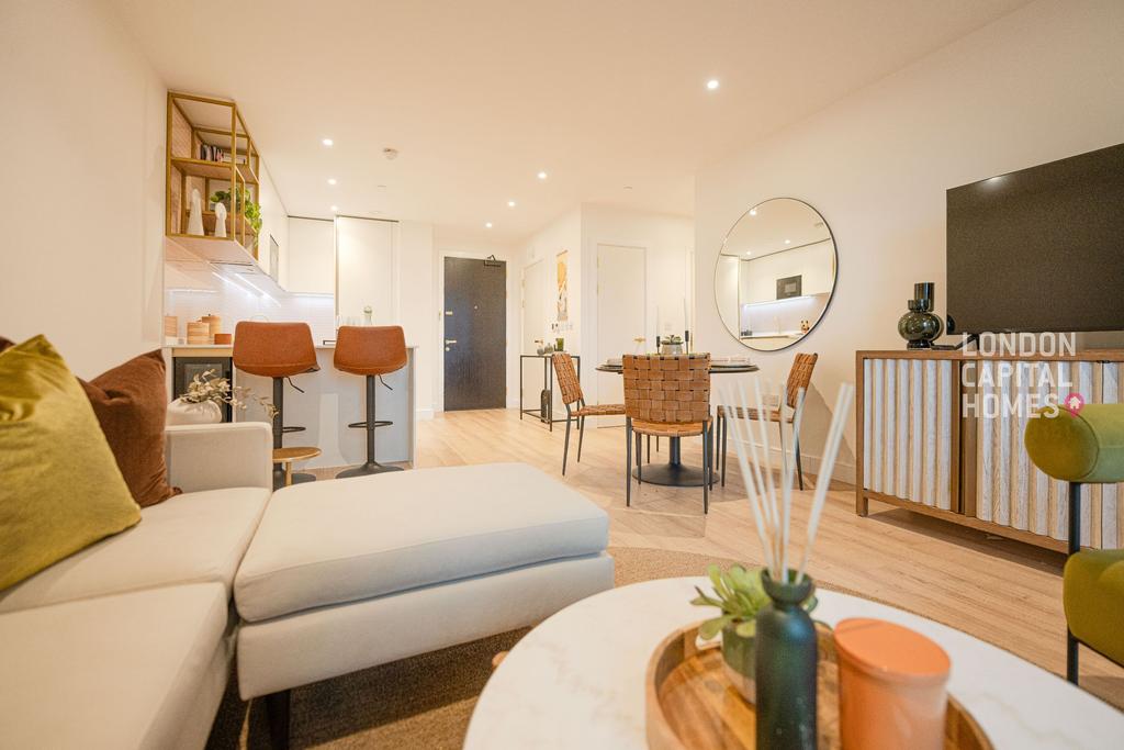 Waterview House, 12 Quay Walk... 1 bed apartment - £1,900 pcm (£438 pw)