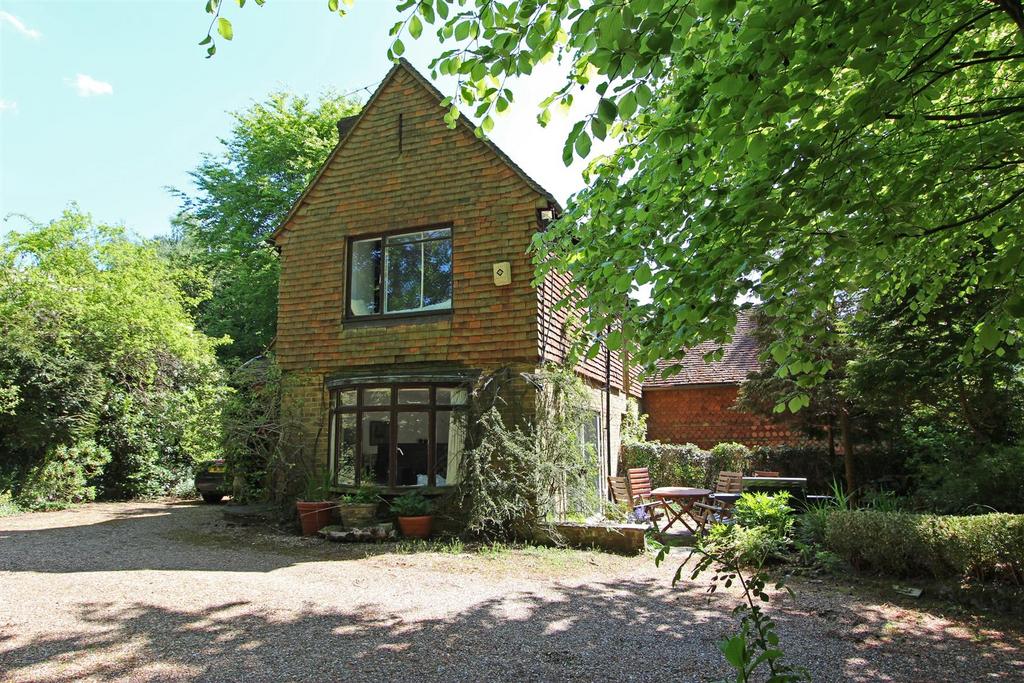 Chipstead 2 bed detached house - £1,550 pcm (£358 pw)