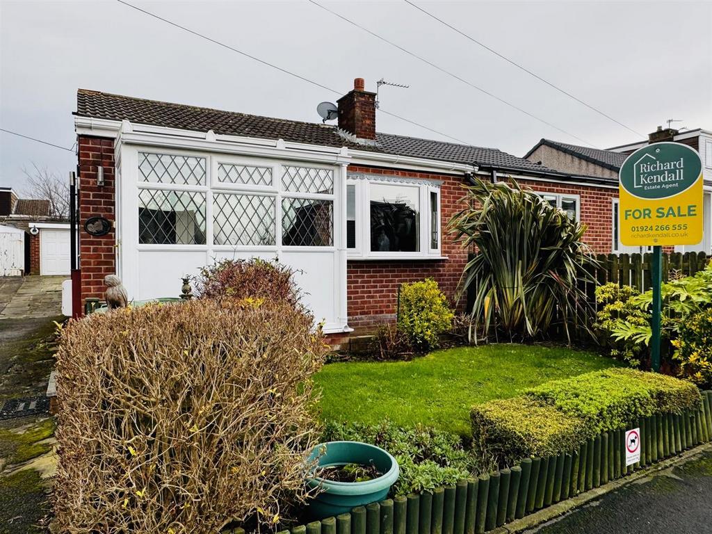 Coxley View, Netherton WF4 2 bed semi-detached bungalow for sale - £248,000