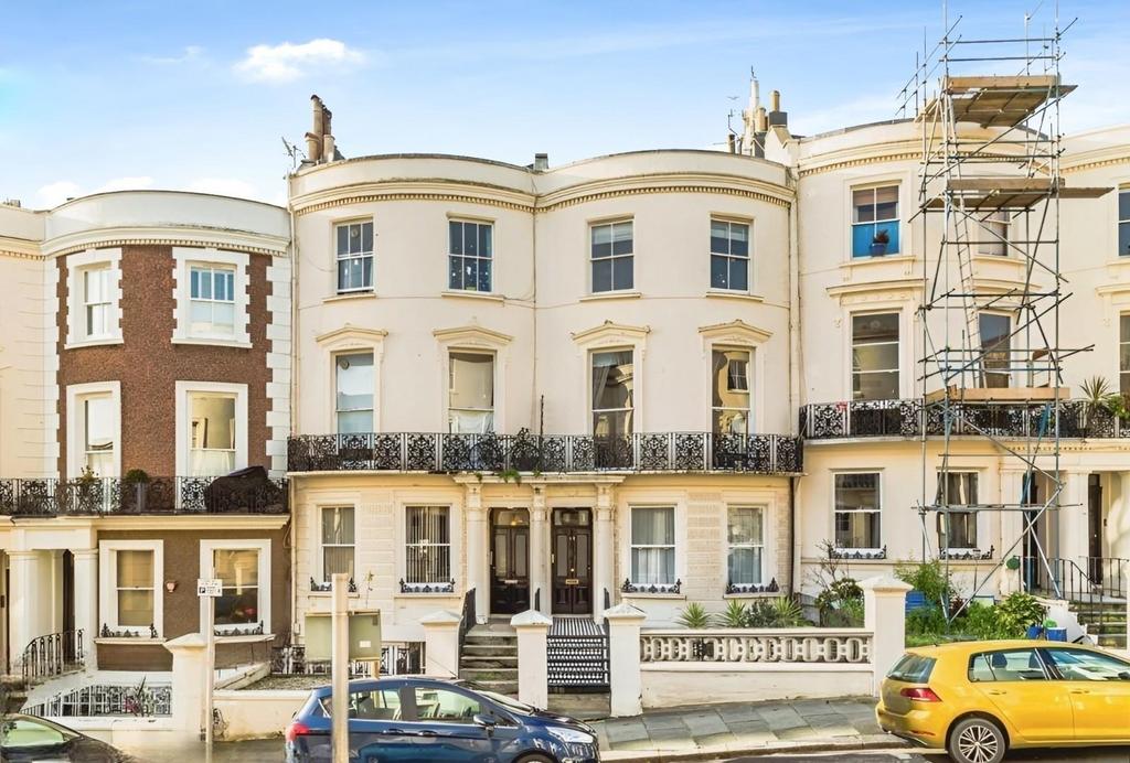 Brunswick Road, Hove 2 bed apartment - £400,000