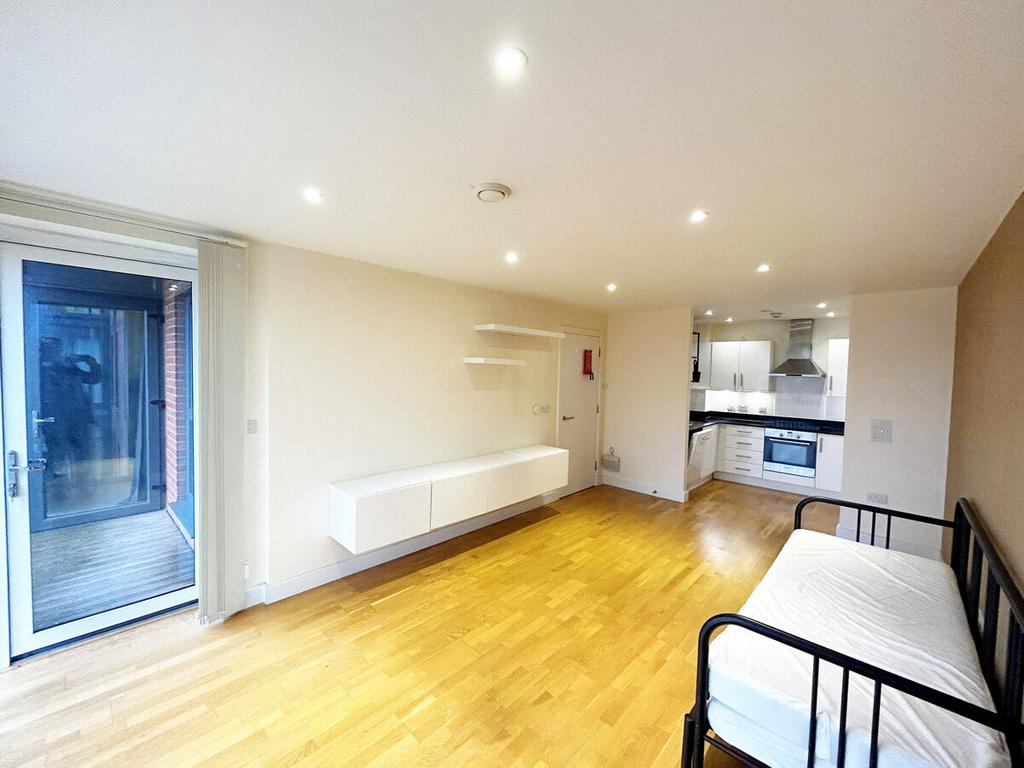 Zenith Close, LONDON 2 bed flat - £1,950 pcm (£450 pw)