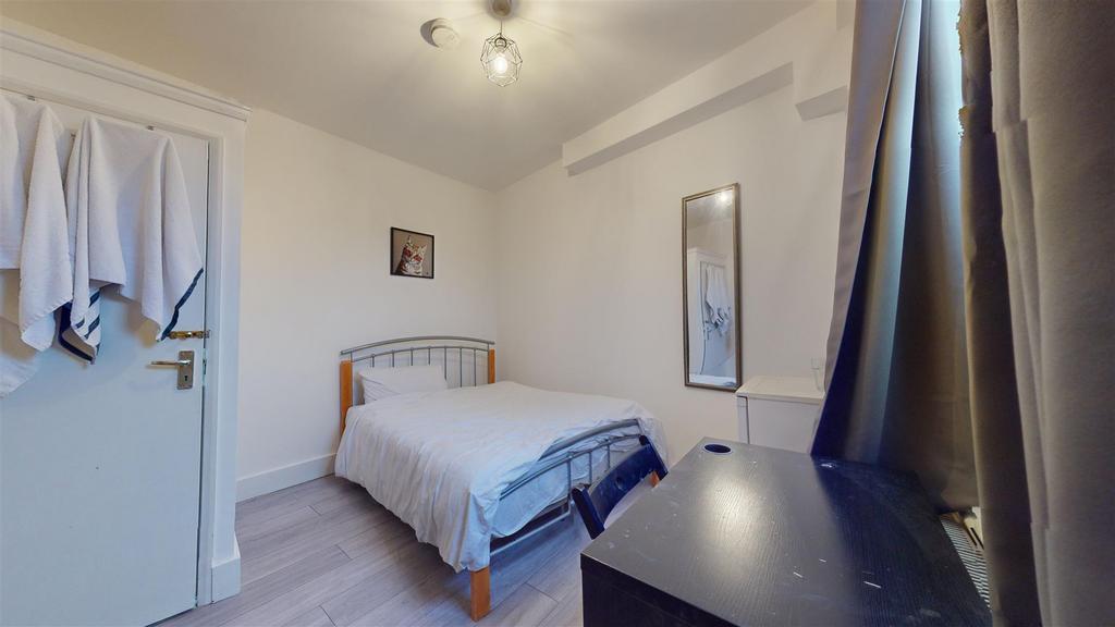 High Road, Willesden Green NW10 1 bed property - £700 pcm (£162 pw)