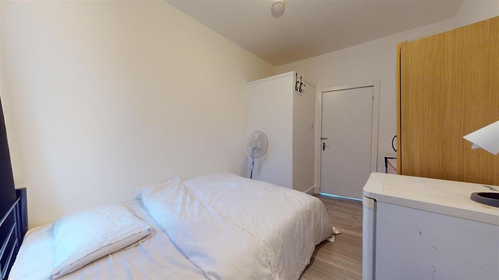 High Road, Willesden Green NW10 1 bed property - £680 pcm (£157 pw)