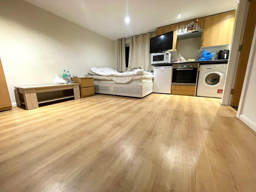 Cullington Close, Harrow HA3 Studio - £1,050 pcm (£242 pw)