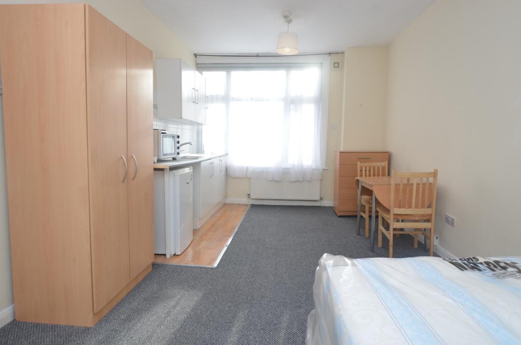 Woolstone Road London SE23 Studio - £950 pcm (£219 pw)