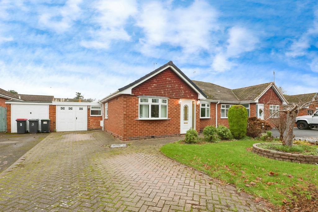 Woodview Road, Atherstone CV9 3 bed semi-detached bungalow - £285,000