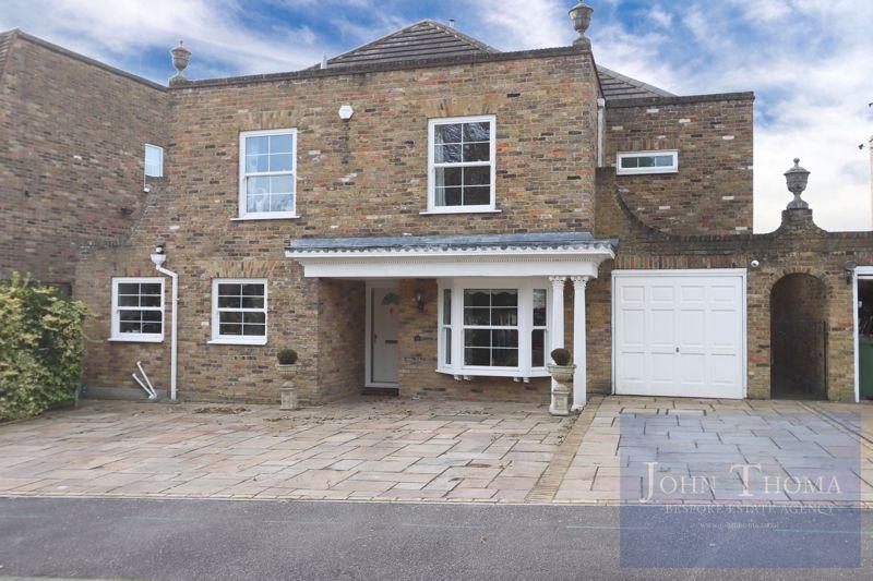 High Elms, Chigwell IG7 5 bed detached house for sale - £1,350,000