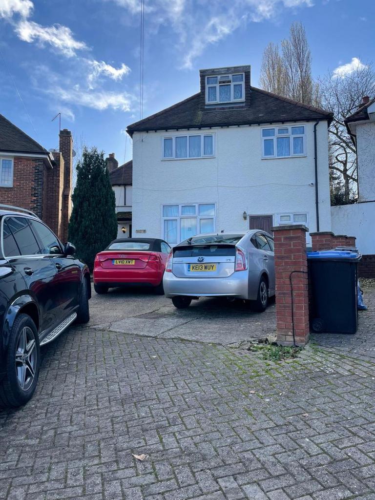 PEAR CLOSE, LONDON, NW9 0LJ 8 bed detached house - £5,500 pcm (£1,269 pw)