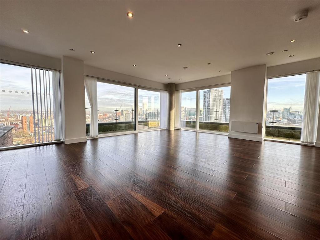 Rivergate House, Wilburn Basin... 2 bed penthouse for sale - £400,000