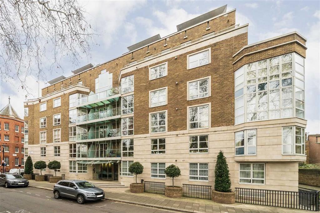 Vincent Square, London SW1P 2 bed flat - £900,000