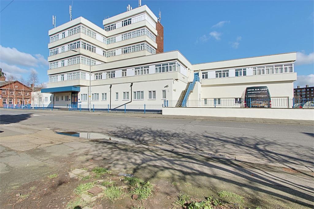 Riverside Heights, Tilbury RM18 2 bed flat to rent - £1,250 pcm (£288 pw)