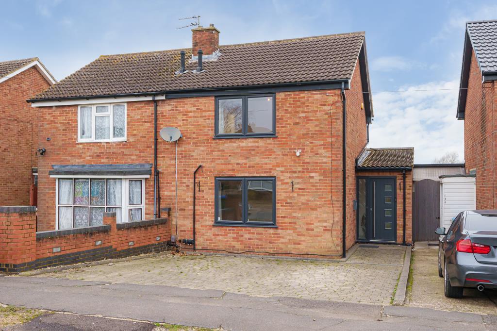 Meadowcroft, Aylesbury, HP19 2 bed semi-detached house - £335,000
