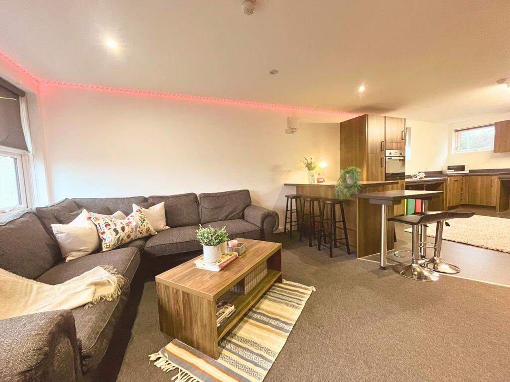 2-4 Plymbridge Lane, Plymouth PL6 8 bed flat to rent - £4,507 pcm (£ ...