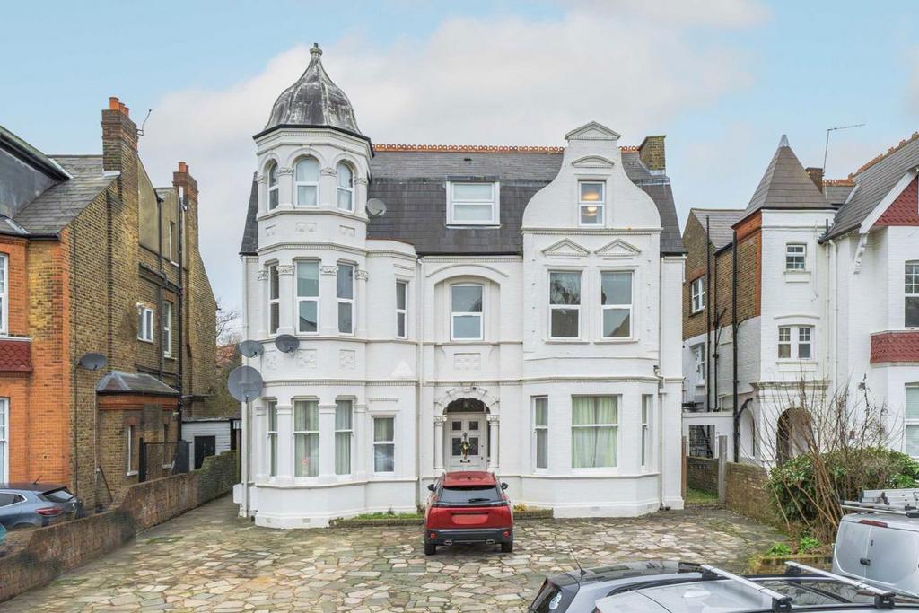 Madeley Road, London W5 3 bed flat - £2,899 pcm (£669 pw)