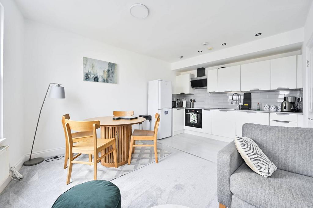 Salisbury Pavement, Fulham, London, SW6 3 bed flat - £5,200 pcm (£1,200 pw)