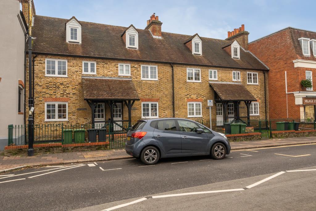 Bagshot, Surrey, GU19 1 bed maisonette - £200,000