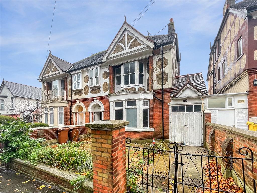 Park Avenue, Gillingham, Kent, ME7 6 bed semi-detached house for sale ...