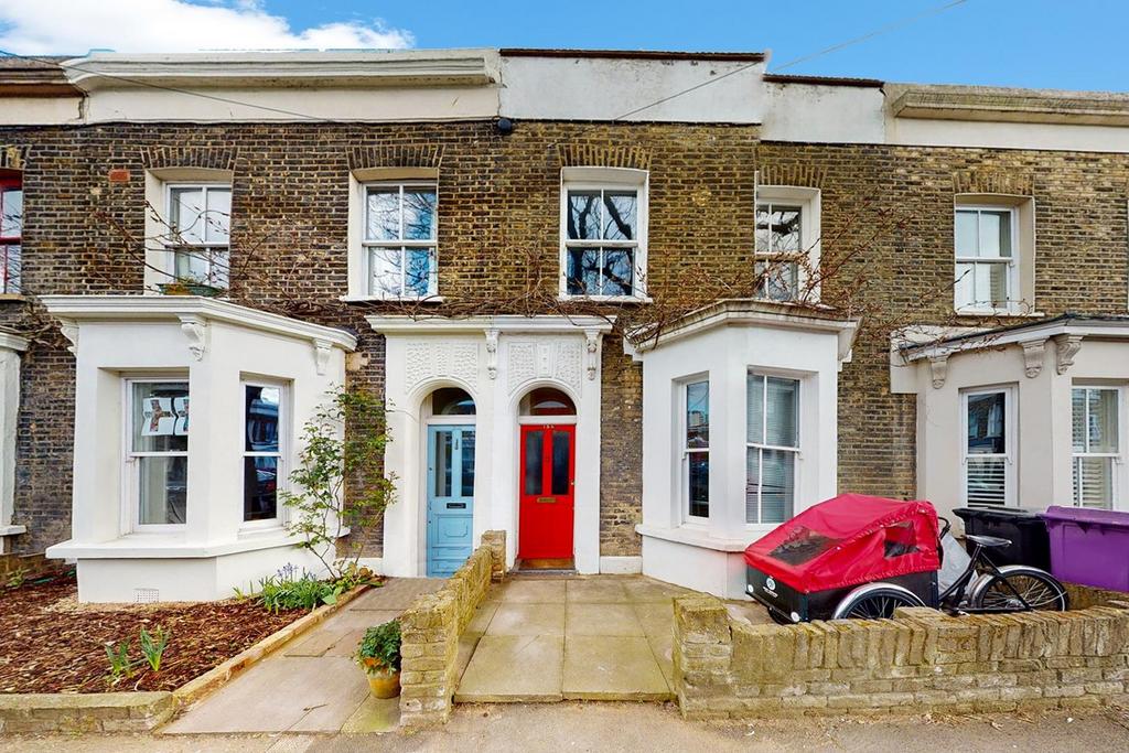 Swaton Road, London E3 3 bed terraced house - £3,300 pcm (£762 pw)