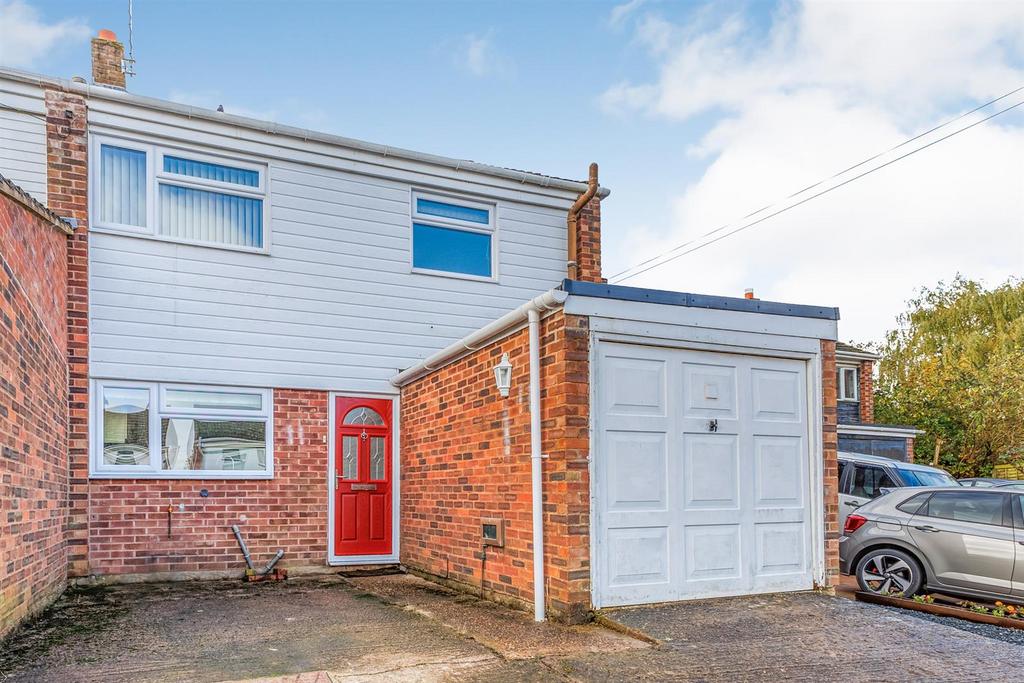 Magnolia Close, Drakes Broughton WR10 3 bed end of terrace house - £260,000