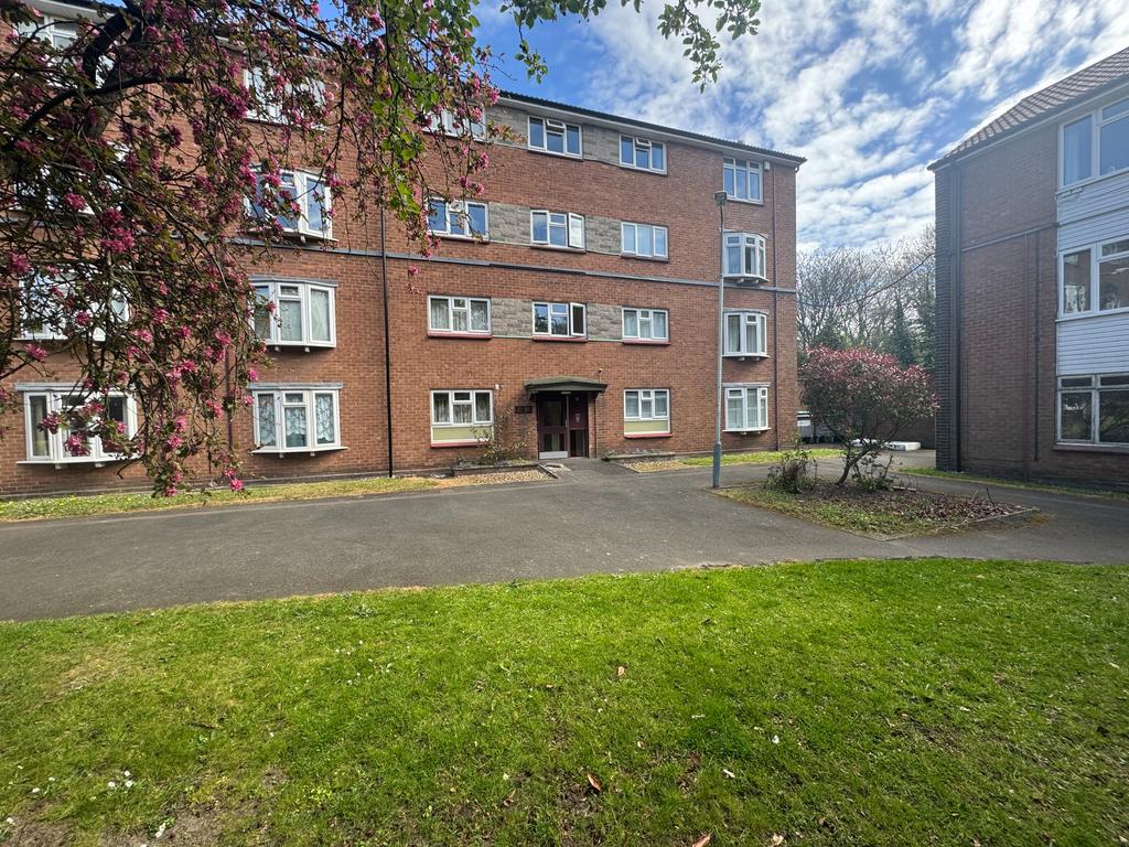 St Michaels Court, Wolverhampton WV6 2 bed flat - £750 pcm (£173 pw)