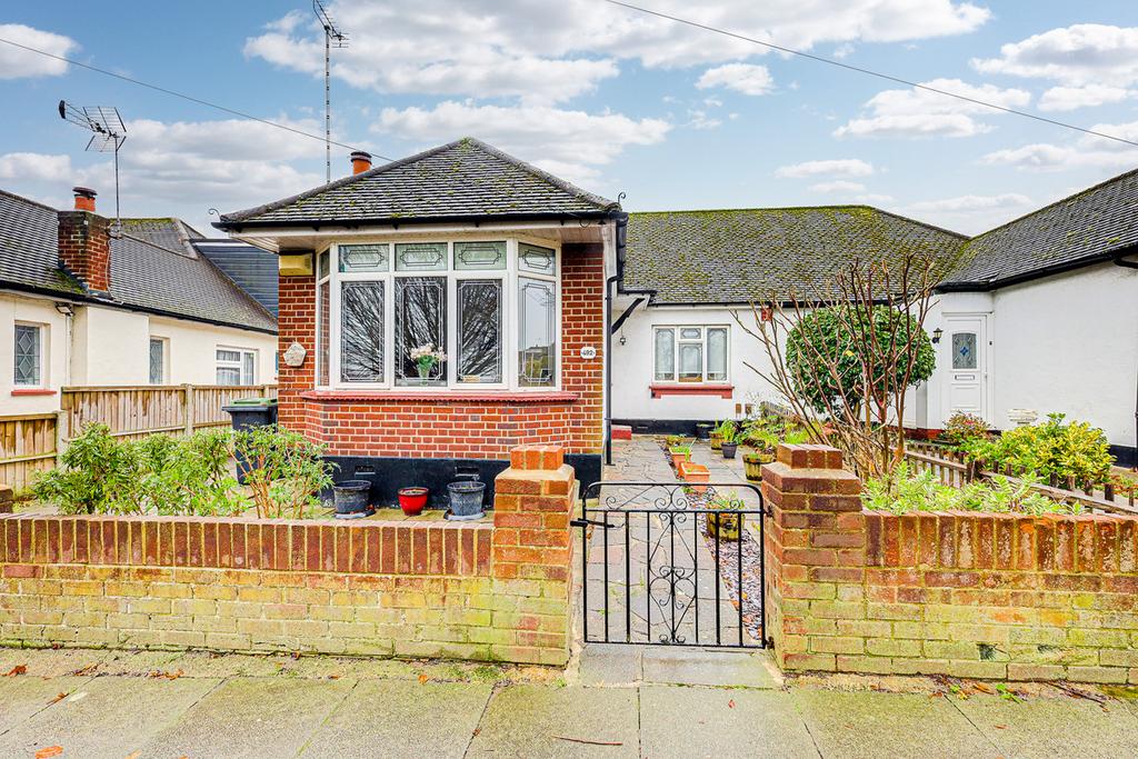 Prince Avenue, Westcliff-on-sea, SS0 2 bed semi-detached bungalow - £ ...