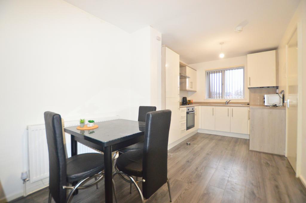 Well Close Rise, Woodhouse, Leeds LS7 4 bed semi-detached house - £ ...