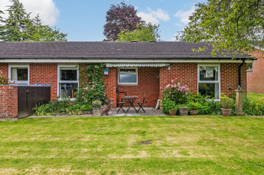 Bedfield Lane, Headbourne Worthy, SO23 2 bed semi-detached bungalow - £ ...