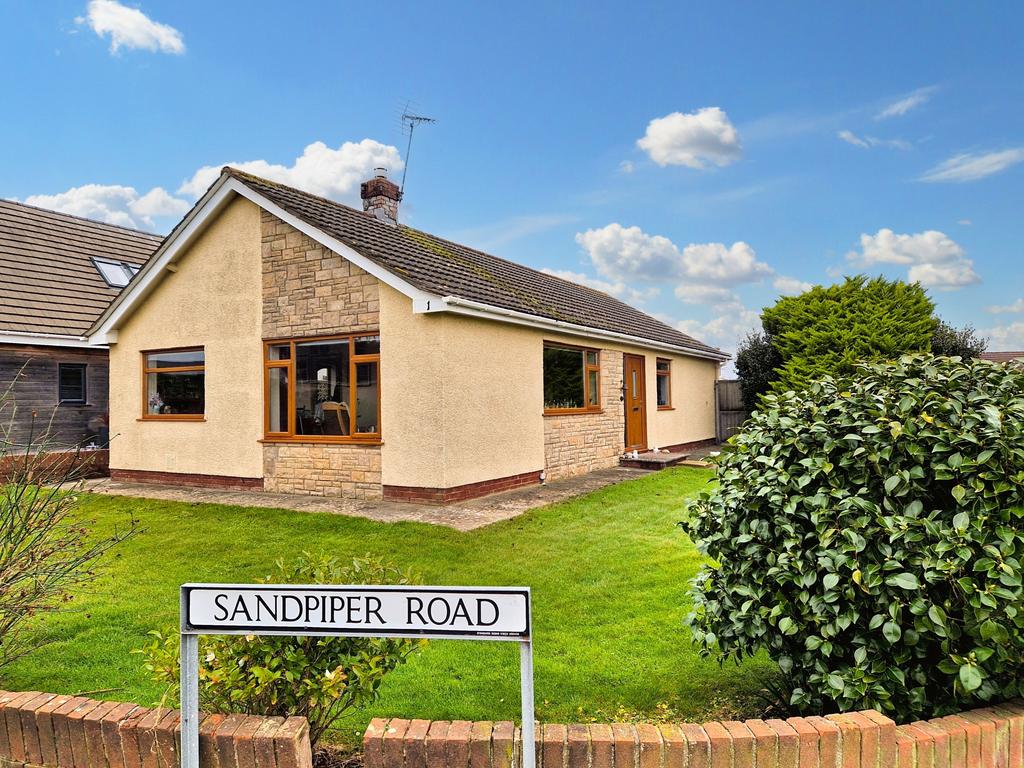 SPOONBILL CLOSE, PORTHCAWL, CF36 3UR 3 3 bed detached bungalow - £360,000
