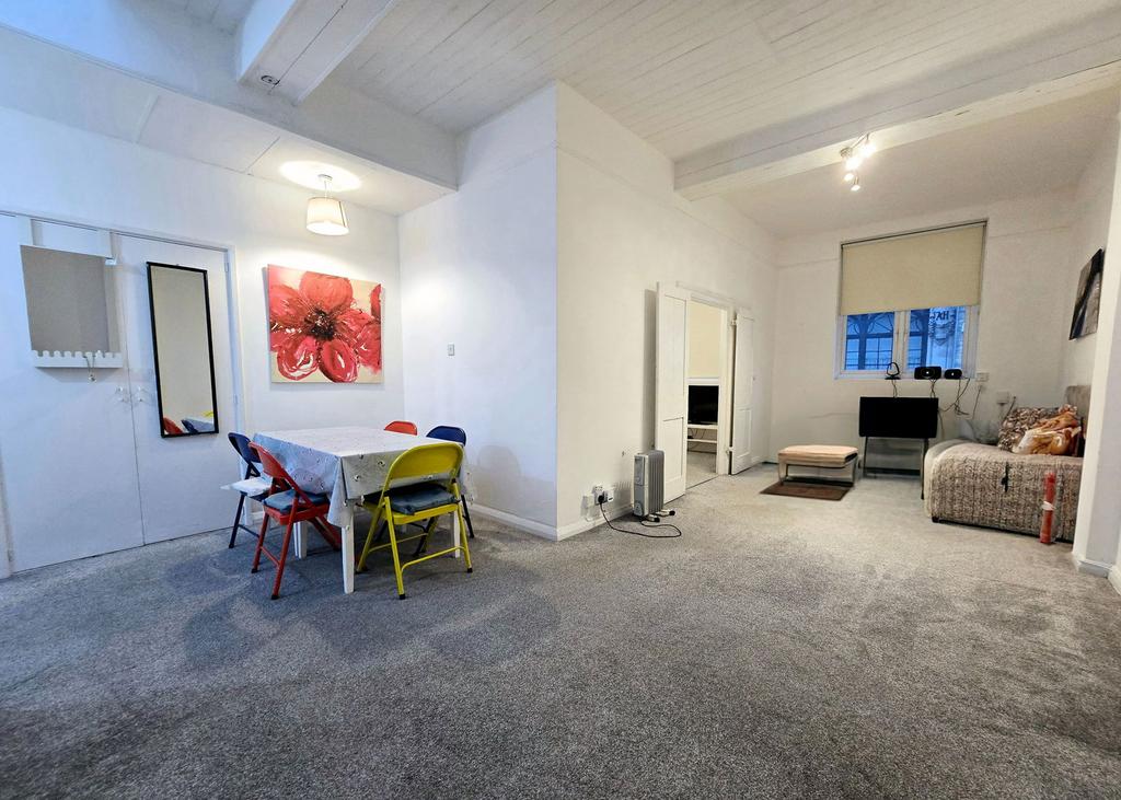 St. John's Road, London SW11 1 bed flat - £1,600 pcm (£369 pw)