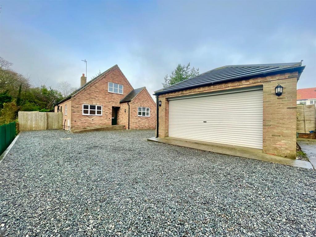 Cliff Road, Hornsea 3 bed detached house for sale - £365,000
