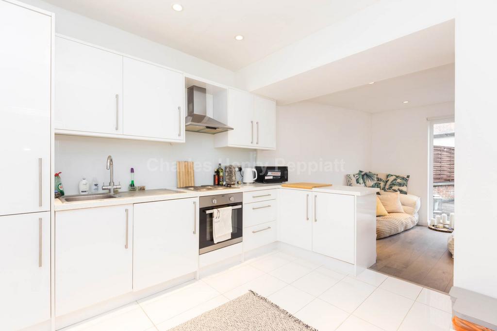 Parkway, London NW1 2 bed apartment - £3,000 pcm (£692 pw)