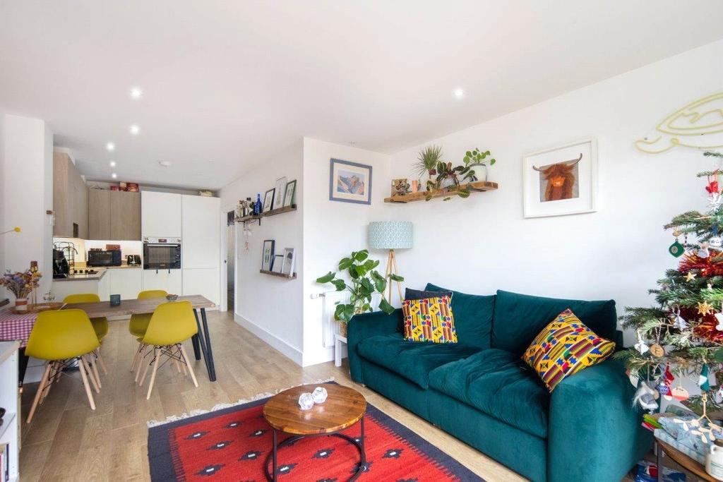 Anderson Square, Bromley By Bow... 2 bed flat - £445,000
