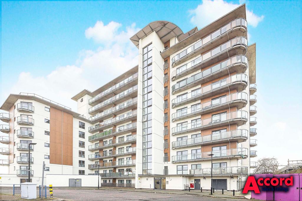Atlanta Boulevard, Romford, RM1 2 bed apartment for sale - £215,000