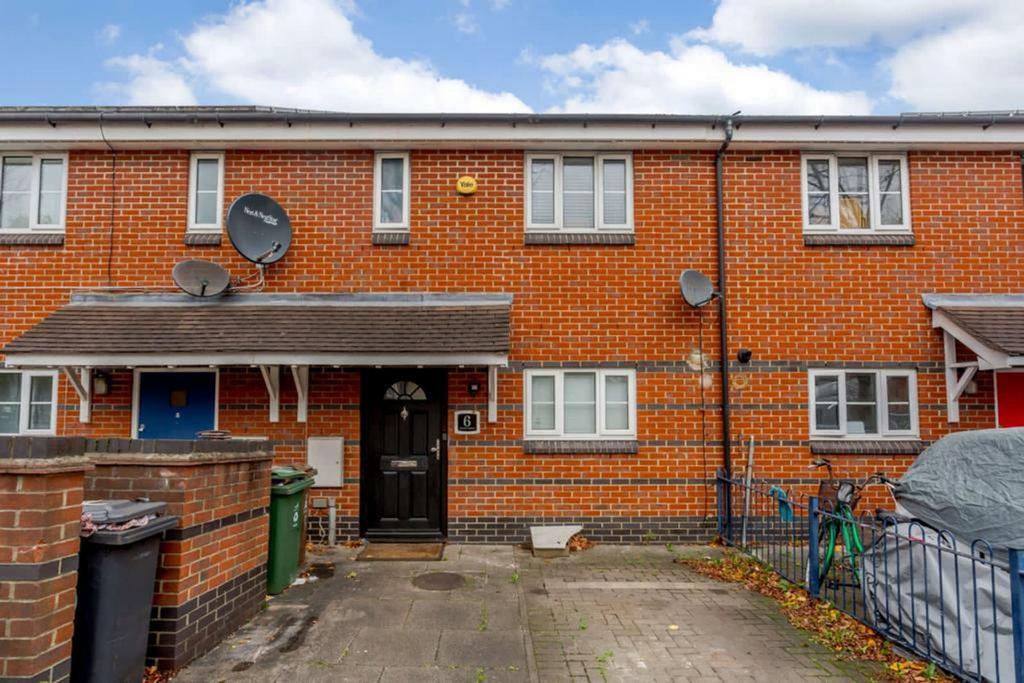 Phoenix Close, London E17 5 bed detached house - £640,000