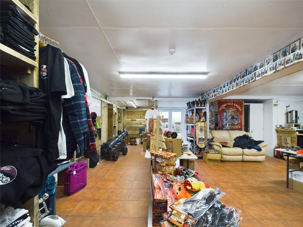 Wadebridge, Cornwall Retail property (high street) - £1,750 pcm (£404 pw)