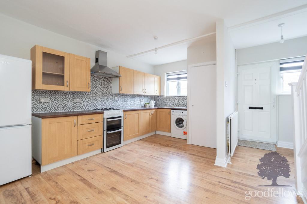 Morden Court, Morden SM4 3 bed apartment - £1,800 pcm (£415 pw)