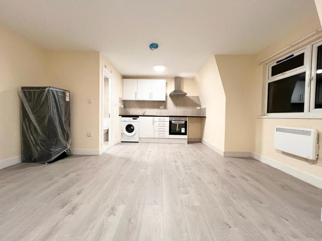 London SE27 Studio to rent - £1,300 pcm (£300 pw)