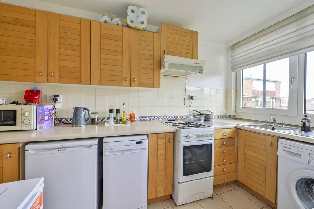 Carlton Drive, Putney, London, SW15 2 bed flat - £2,299 pcm (£531 pw)
