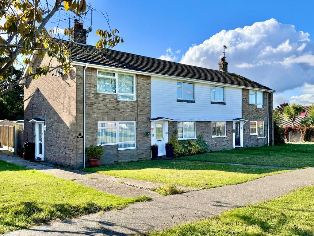 Columbine Gardens, Walton on the... 2 bed ground floor maisonette - £ ...