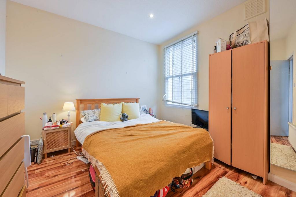 Landor Road, Clapham North, London, SW9 3 bed flat - £500,000
