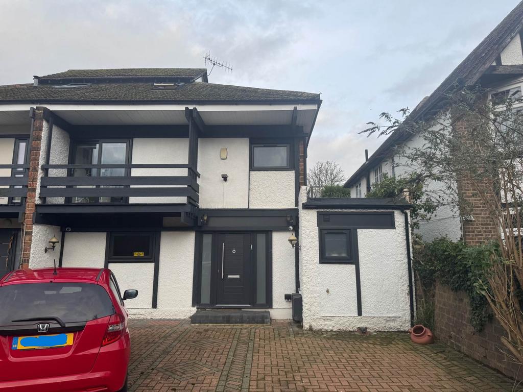 Lake View, Edgware 4 bed semi-detached house - £1,250,000