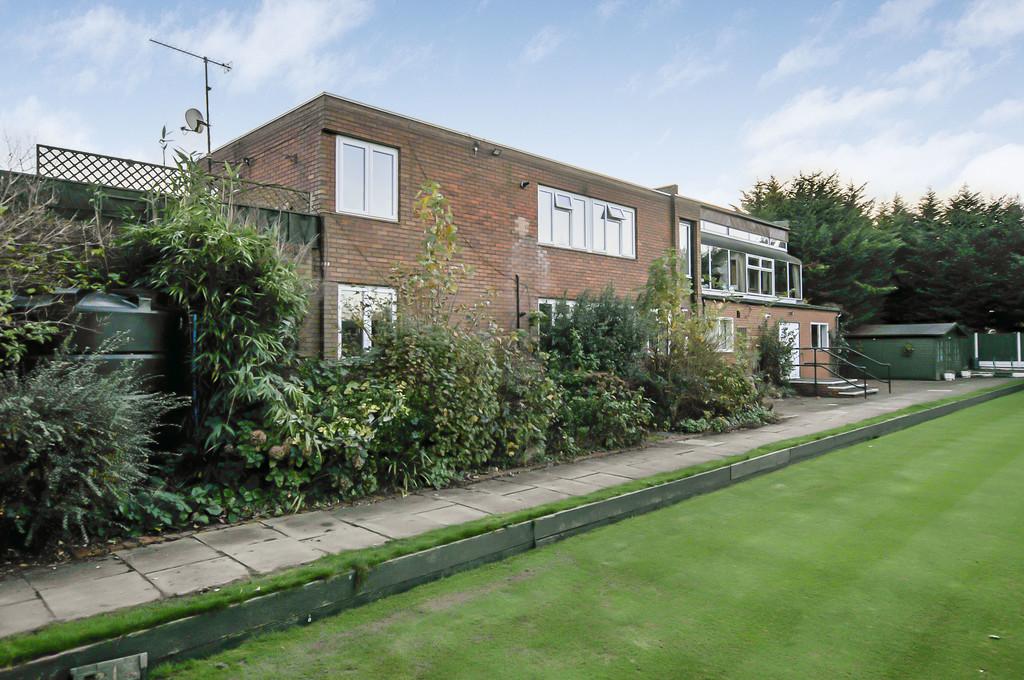 Uxbridge UB8 2 bed flat - £1,695 pcm (£391 pw)