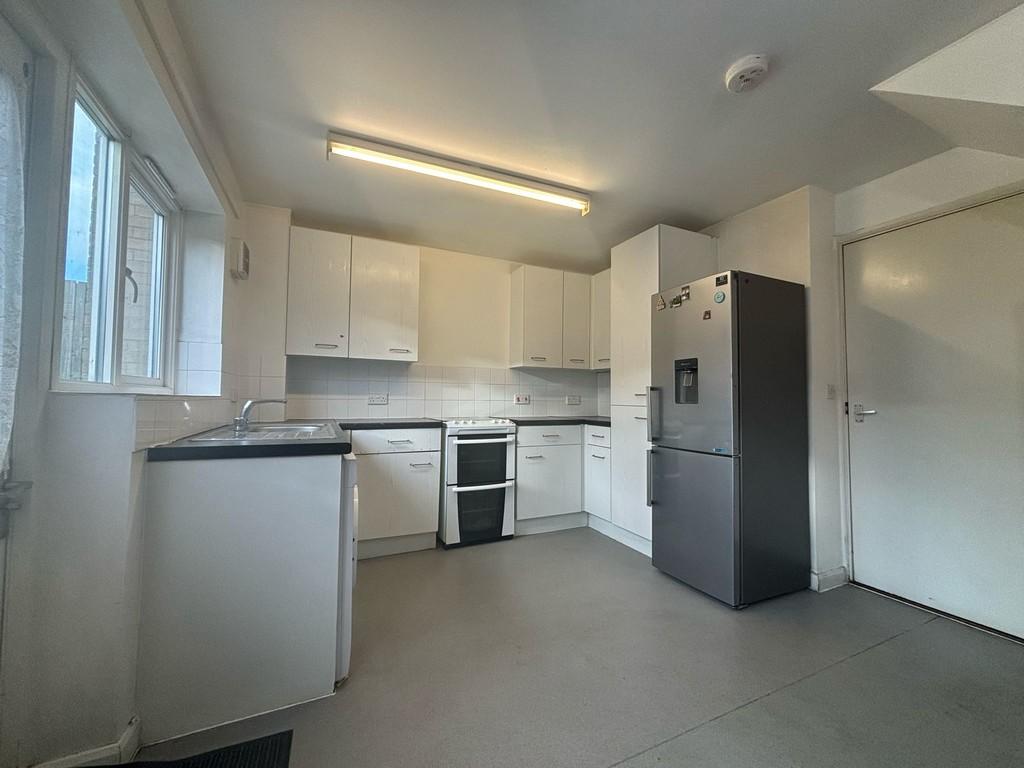 Church Road, London NW10 4 bed townhouse - £2,700 pcm (£623 pw)