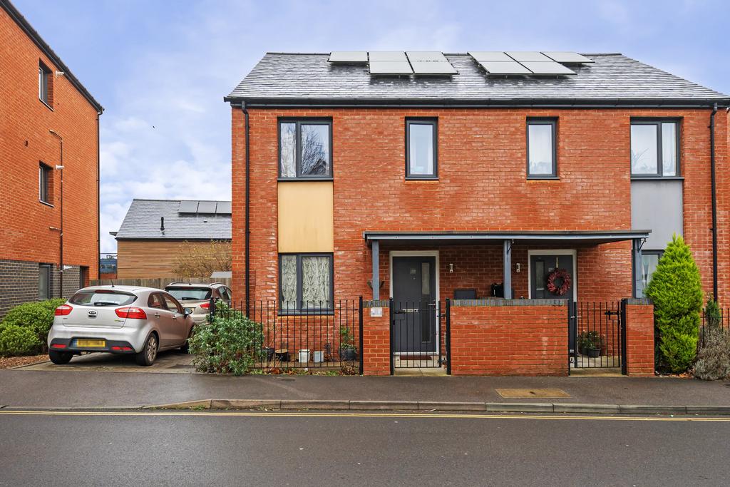 Forester Walk, Bordon GU35 2 bed semi-detached house for sale - £120,000