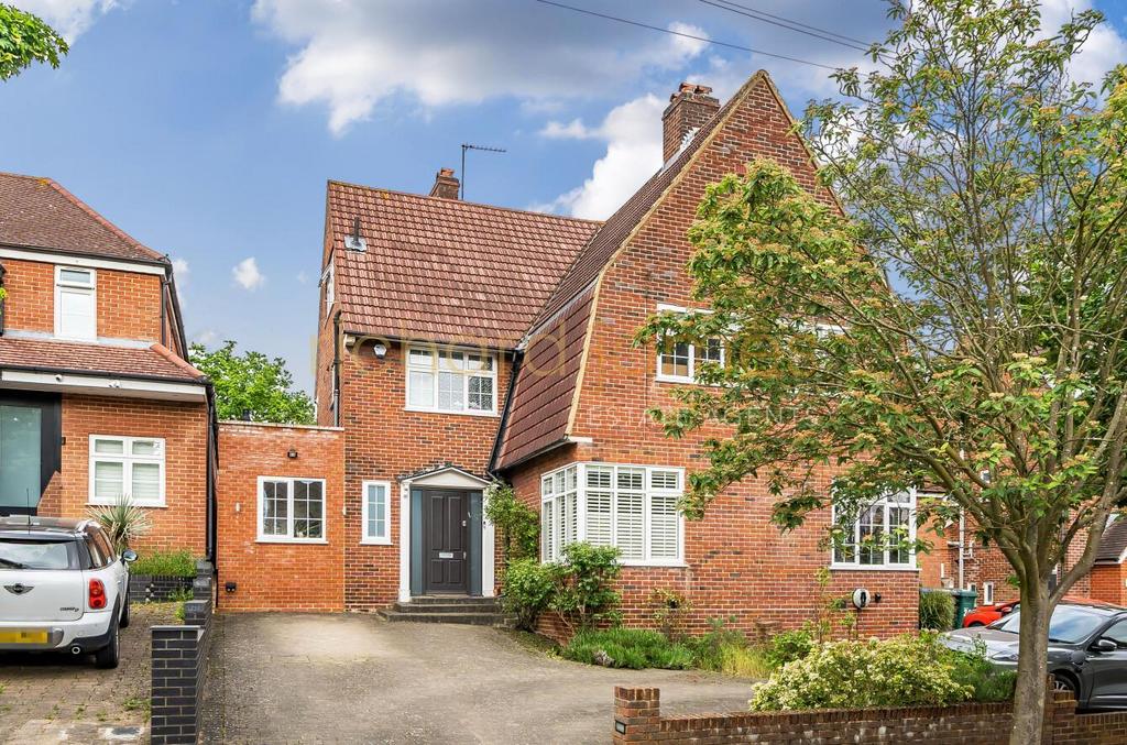 Sunnyfield, Mill Hill, London, NW7 4 bed semi-detached house - £1,250,000