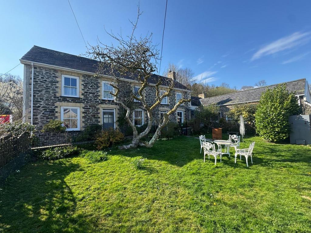 Pencader, SA39 3 bed detached house - £345,000