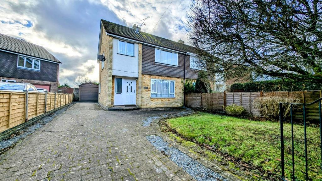 Washford Close, Bordon GU35 3 bed semi-detached house - £360,000