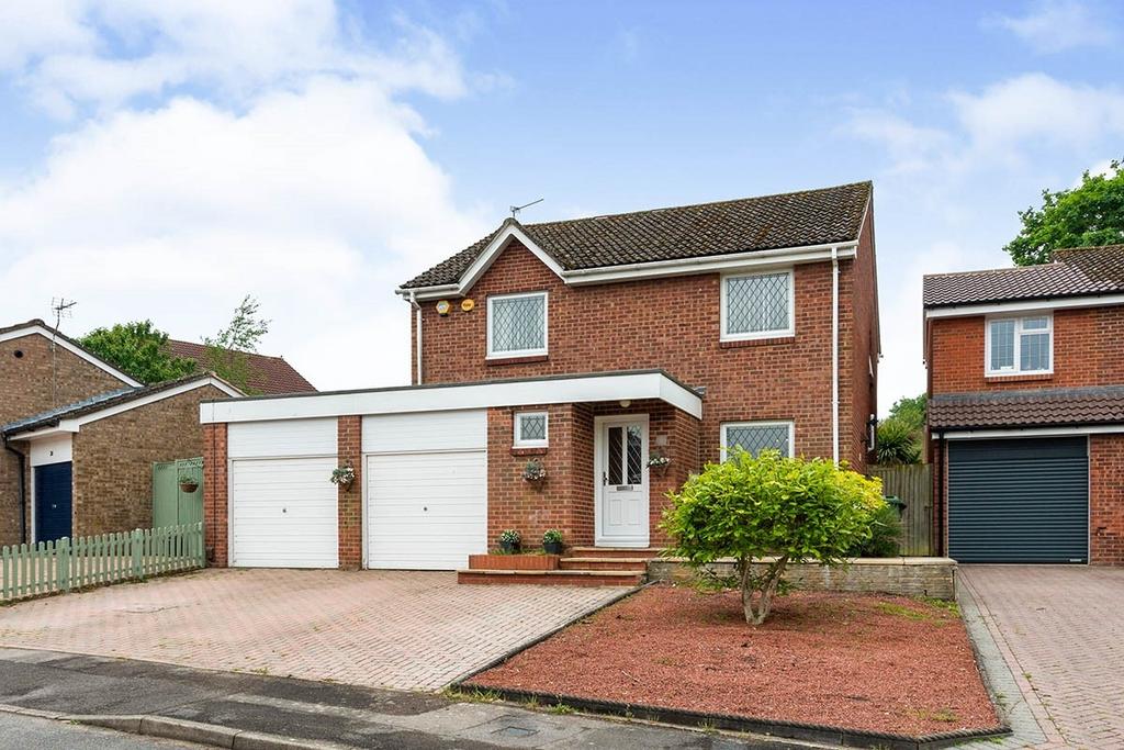 Turner Close, Hampshire RG21 4 bed detached house - £2,000 pcm (£462 pw)