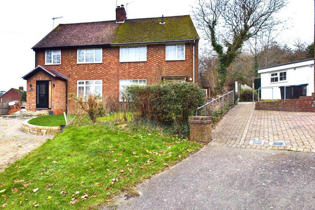 Bishops Mead, Boxmoor, HP1 3 bed semi-detached house for sale - £550,000